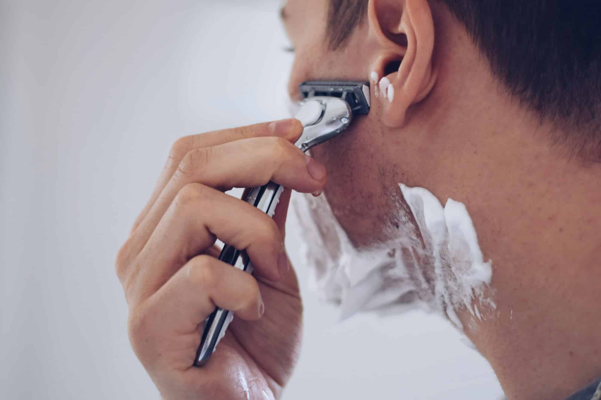 Découvrez le rasoir Feather ASD2 pour un rasage parfait